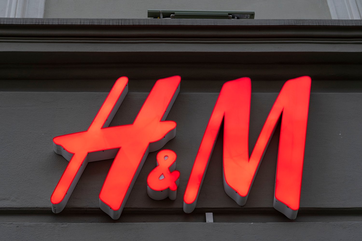 H&Ms administrerende direktør går av på dagen - TV 2