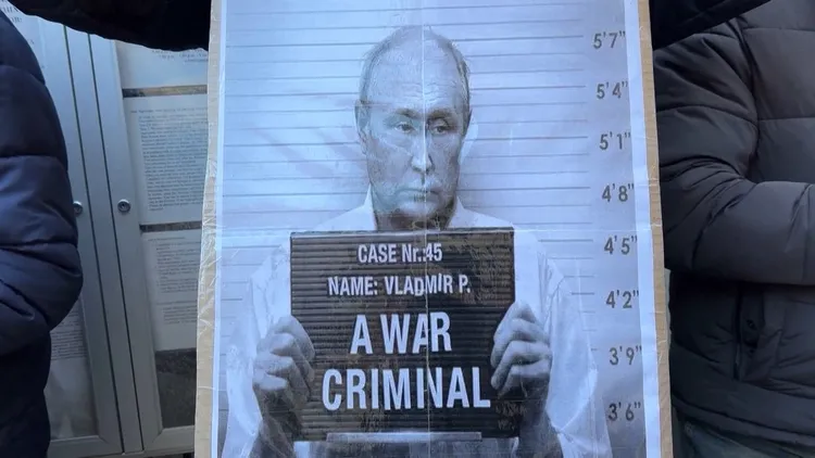 Flere demonstranter arrestert: – Putin er en morder - TV 2