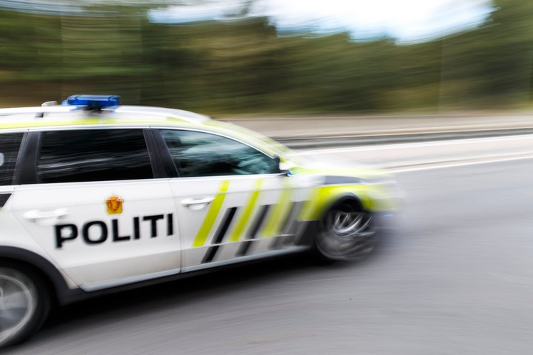 Politibetjent bøtelagt for uaktsom kjøring med politibil - TV 2