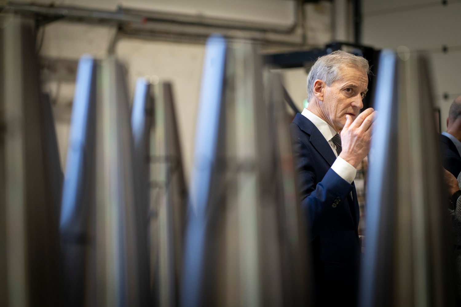 Norge gir opptil 1,6 milliarder kroner til artilleriammunisjon til Ukraina - TV 2