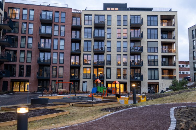 Kjøleskap og sko skyller i land etter at 46 konteinere falt av skip ...