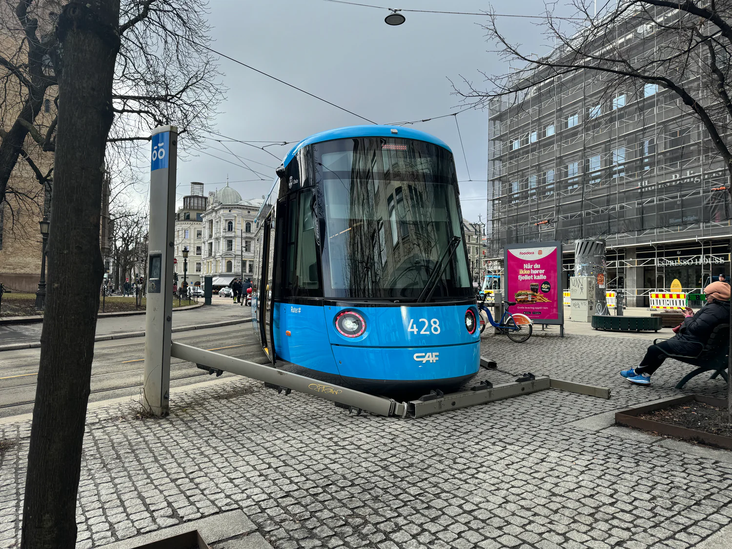 Trikk sporet av i Oslo sentrum – skaper trøbbel for trafikken - TV 2