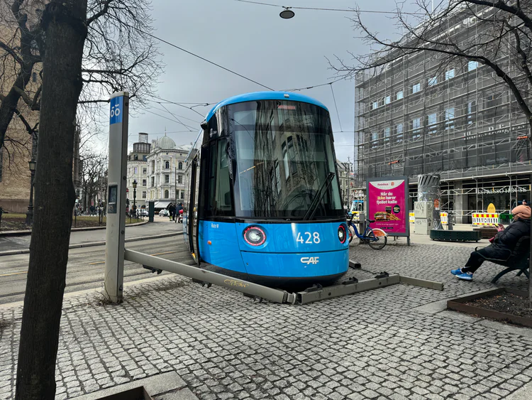 Trikk sporet av i Oslo sentrum – skaper trøbbel for trafikken - TV 2