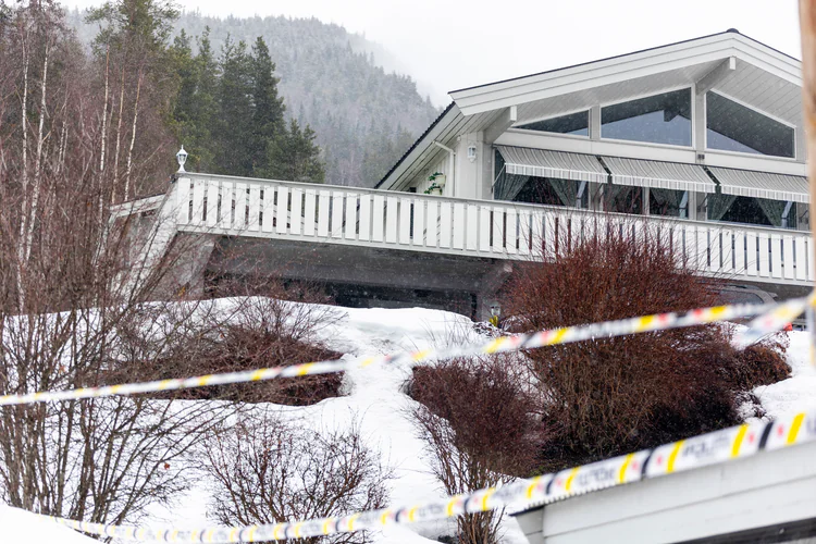 Glatte veier flere steder – bil traff betongelement - TV 2