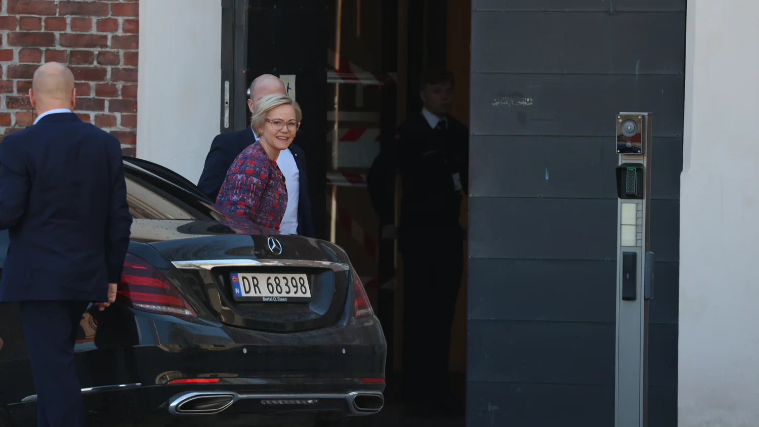 Her ankommer Kjerkol Statsministerens kontor - TV 2
