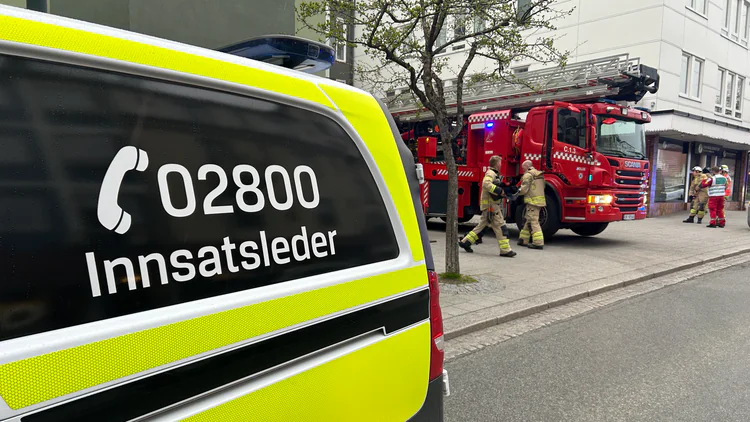 Evakuerer bygg i Molde sentrum: – Åpne flammer - TV 2