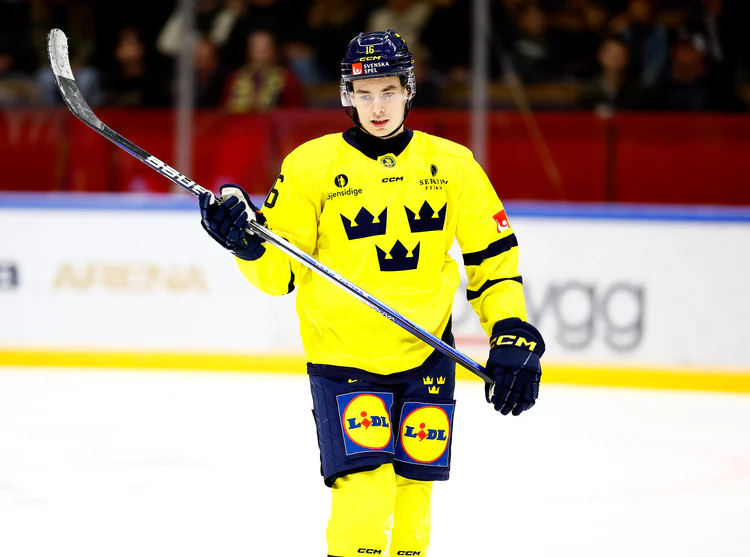 Halvt norske Felix (18) sjokkuttatt i Sveriges VM-tropp - TV 2