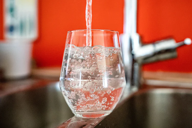 Togtrøbbel i Asker: Forsinkelser og innstillinger på flere toglinjer - TV 2