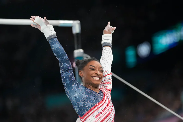 Simone Biles førte USA til suverent laggull – hennes første OL-gull på åtte år - TV 2