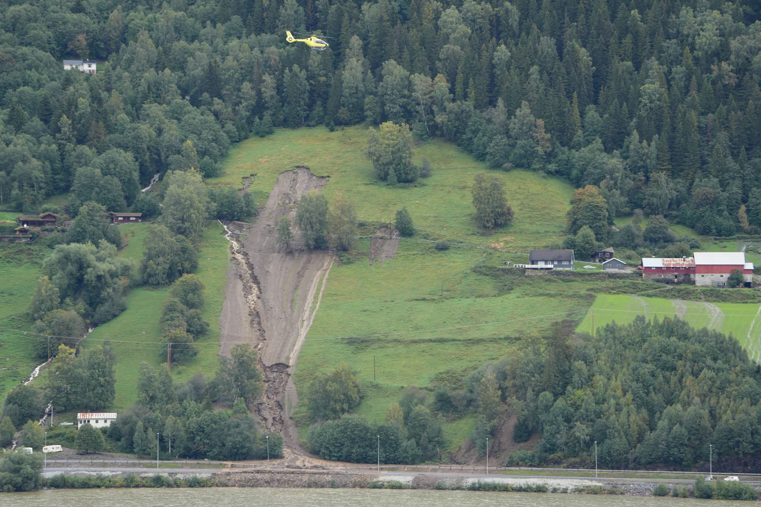E6 i Ringebu er stengt etter jordskred - TV 2