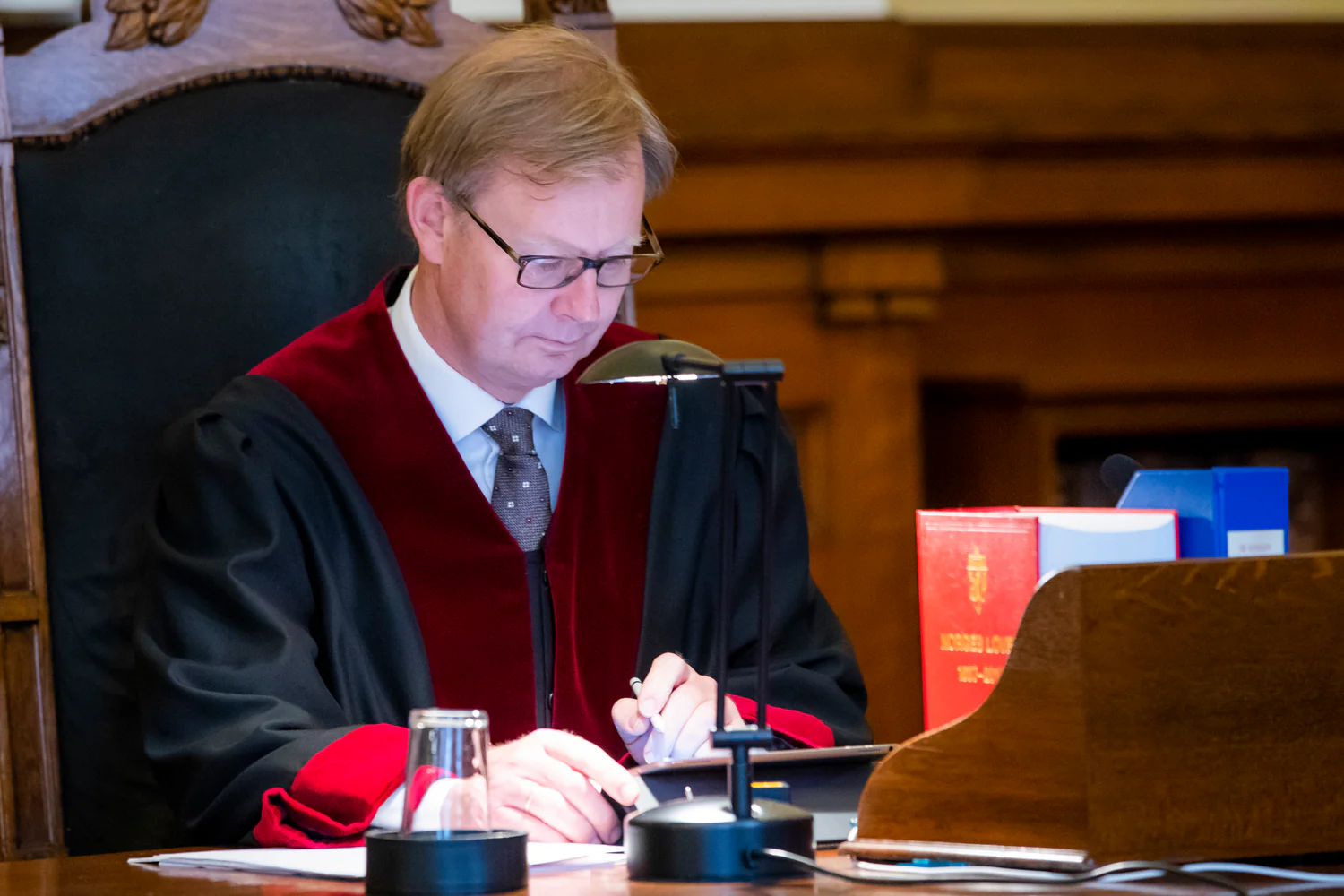 Høyesterett: 19-åring dømt for å ha kysset 13 år gammel jente - TV 2