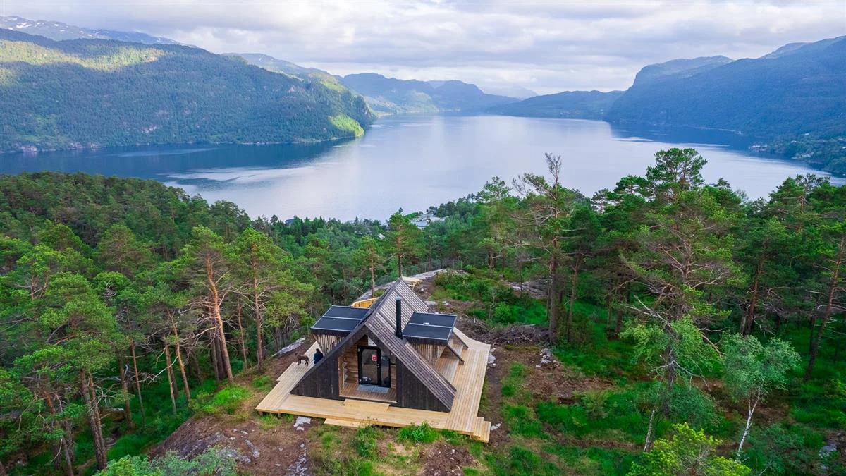 «Ørneredet» i Sauda skapte sterke reaksjoner – nå får hytta nytt navn ...