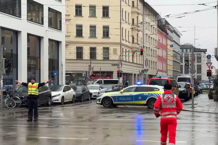 Bild: Bil har kjørt inn i folkemengde i München - TV 2
