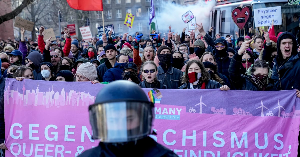 Hundrevis av demonstranter blokkerer nynazistisk marsj i Berlin - TV 2