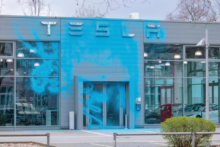 Nye protester mot Tesla i Tyskland - TV 2