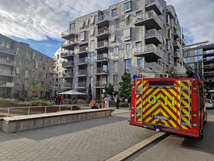 Oslo: Brann i parasoll på restaurant – person skadet - TV 2