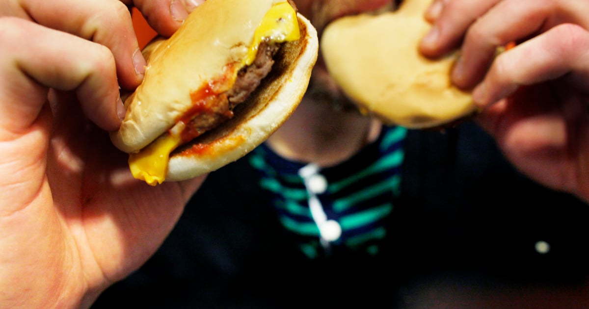 Danmark vil forby reklame for usunn mat rettet mot barn - TV 2