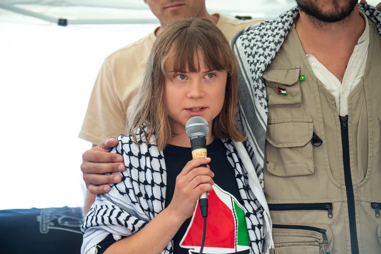 Greta Thunberg kaster loss for å seile mot Gaza - TV 2