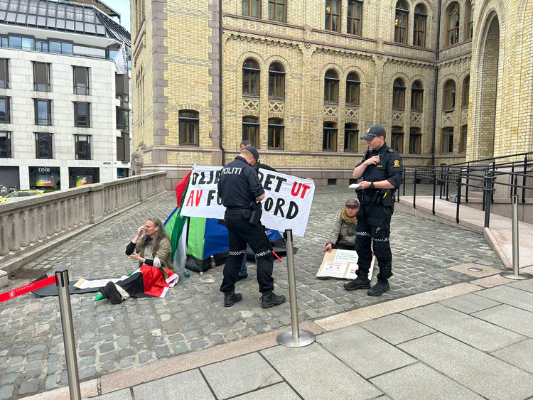 Demonstranter fjernes utenfor Stortinget - TV 2
