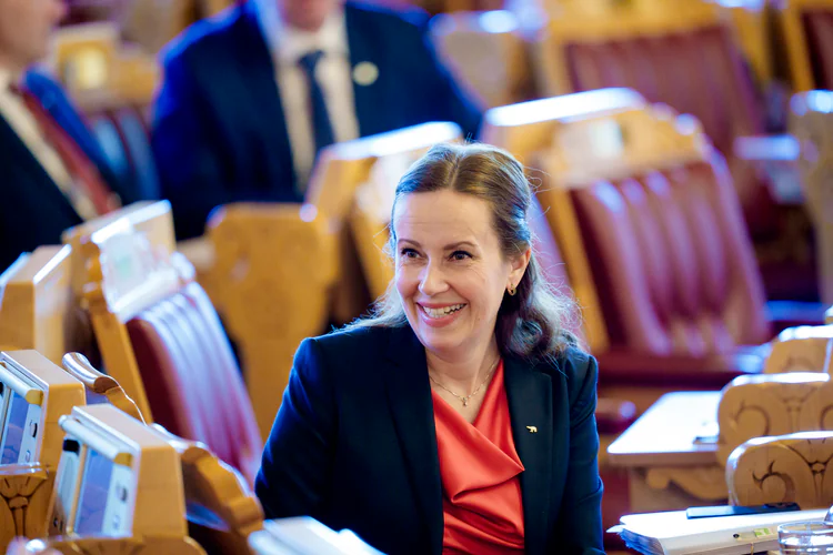 Forsvarsministeren sier han ikke har feilinformert Stortinget i Ramsund-saken - TV 2