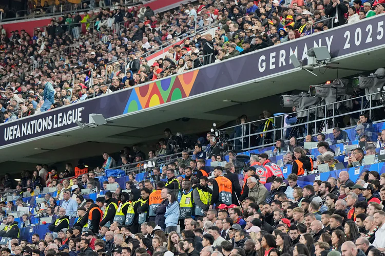 Tilskuer døde etter fall under nasjonsligafinalen - TV 2