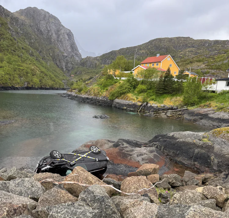 Bil havnet i vannet – to til sykehus - TV 2
