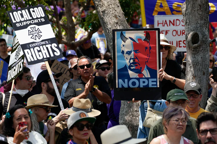 Medier: Marinesoldater mobiliseres for å bistå i Los Angeles-opptøyene ...