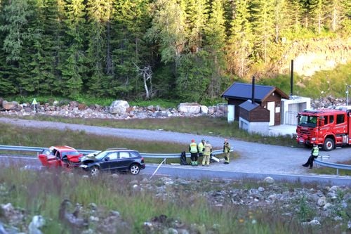 Person siktet etter at mann og kvinne omkom i frontkollisjon i Agder - TV 2