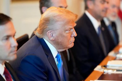 Omstridte EU-direktiver vedtatt i Stortinget - TV 2