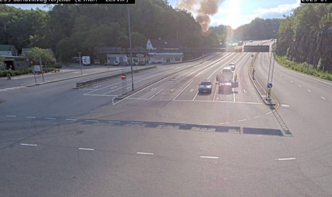Bilbrann på Stord spredte seg til fire kjøretøy - TV 2