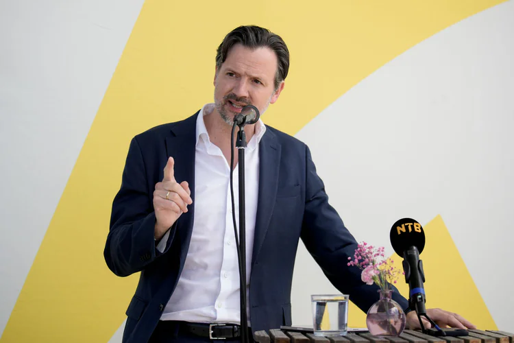 Svanefamilie skapte trafikktrøbbel: – Tilbake i sitt rette element - TV 2