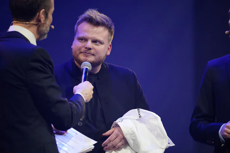 Flere tusen i kø for billetter til «Karpe World» - TV 2