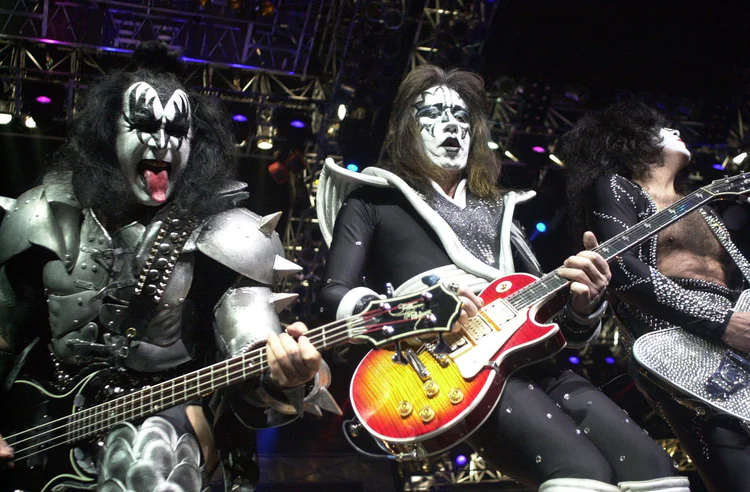 TMS: Tidligere Kiss-gitarist Ace Frehley ligger i respirator - TV 2