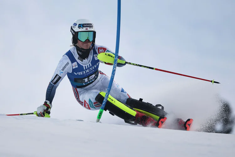 Mina Fürst Holtmann hektet ut av pallkampen i Levi – Shiffrin herjet - TV 2