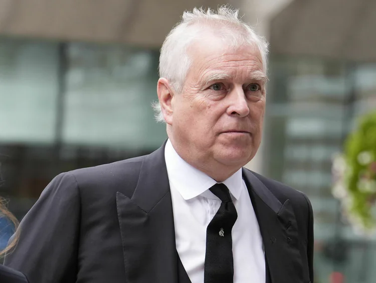 Prins Andrew har gitt fra seg våpenlisensen sin - TV 2