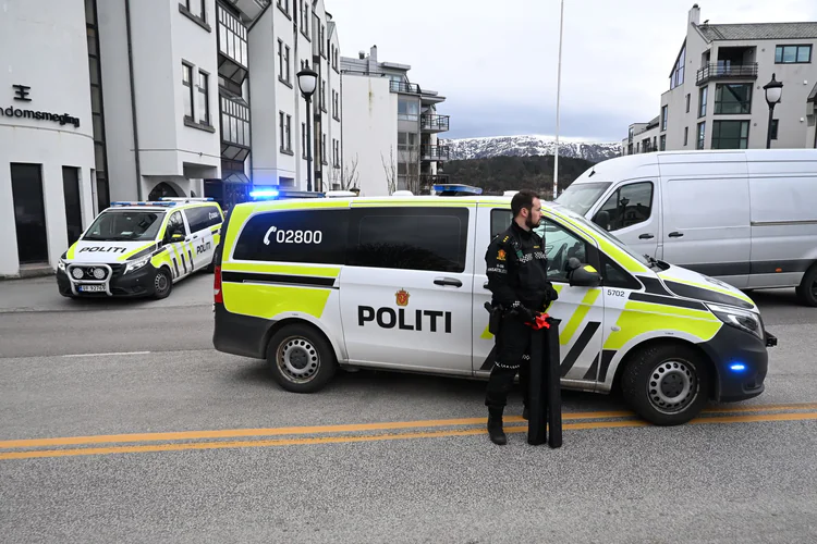 Ålesund: Politiet søker etter mann som har rømt fra arresten - TV 2