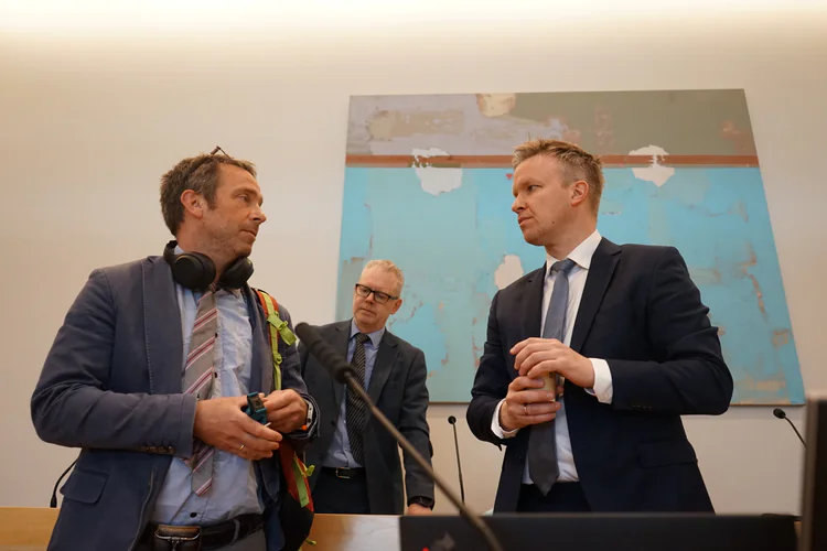 FBI: Sektleder hadde 20 koner, deriblant mindreårige - TV 2