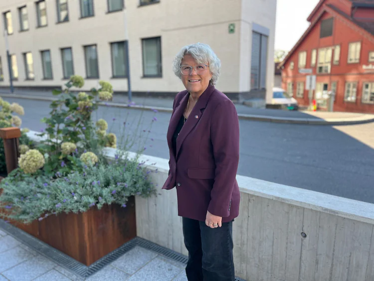 Anne Holt slutter med Facebook: – Svært utrivelig - TV 2