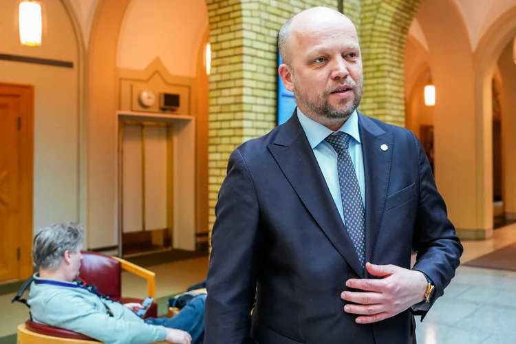 Politiet: Brann i russebuss på E18 ved Horten - TV 2