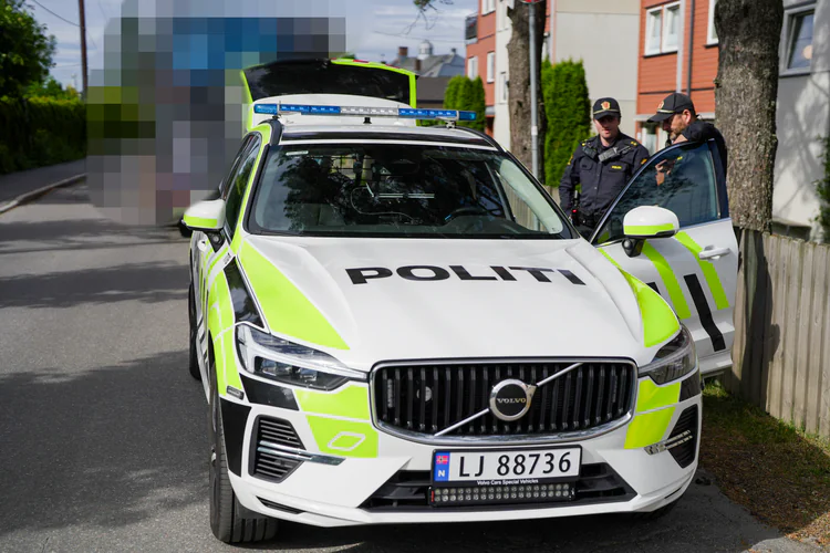 Bussjåfør mistet lappen etter at russ hang ut av bussen i fart - TV 2